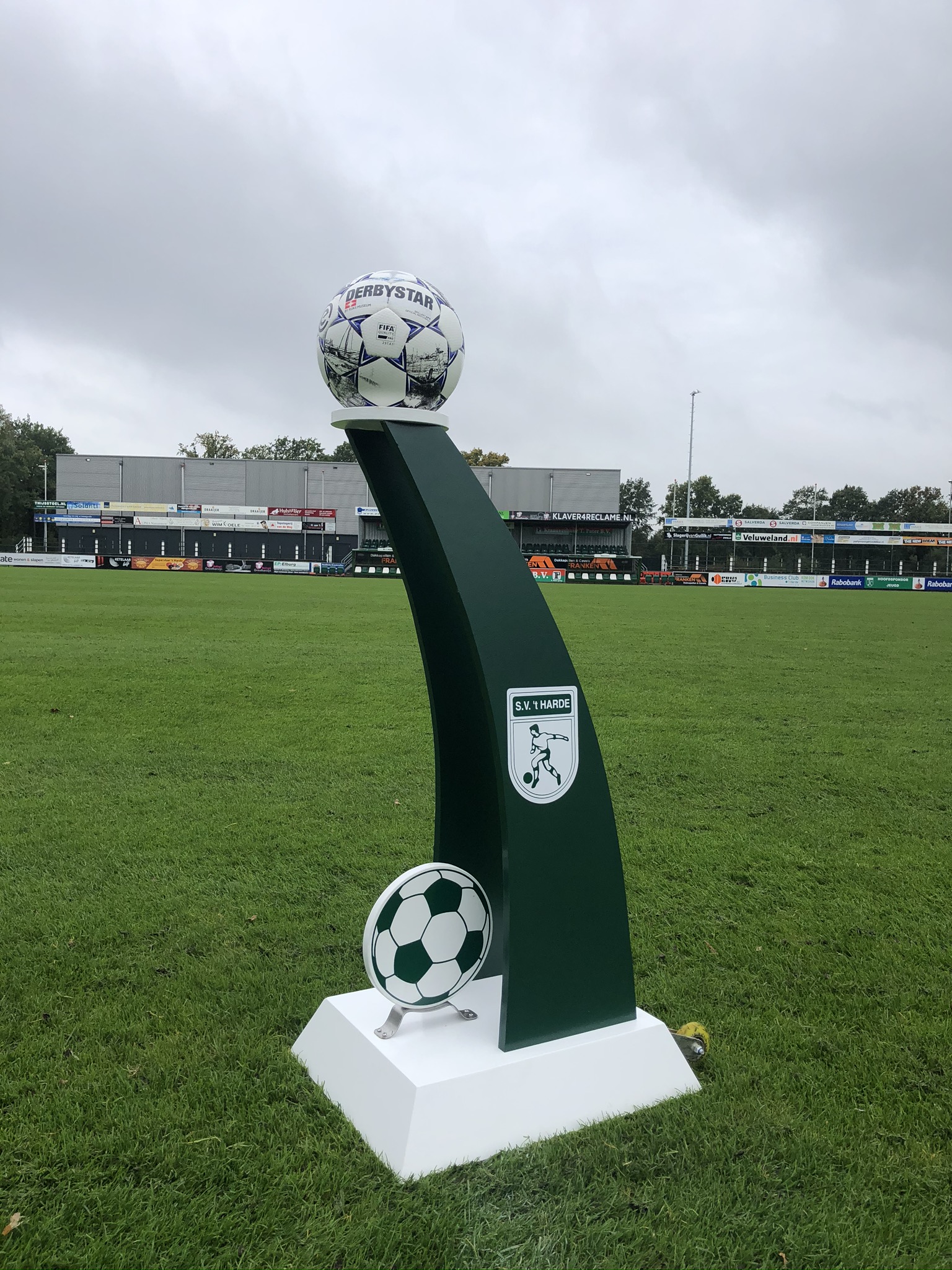 Johan Mulder schenkt unieke zuil voor wedstrijdbal aan S.V. ‘t Harde ...